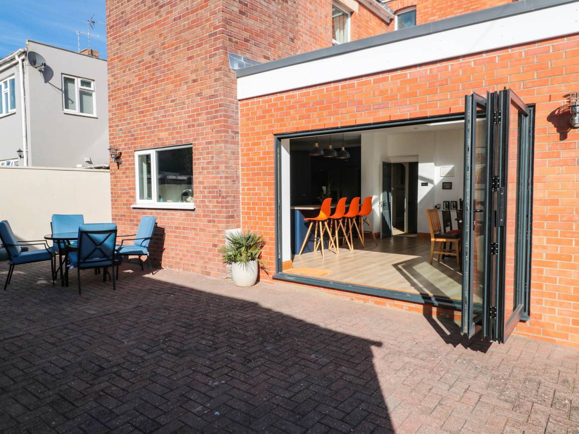 Cottage ∙ 5 Bedrooms ∙ 10 Guests - Weston Super Mare Beach