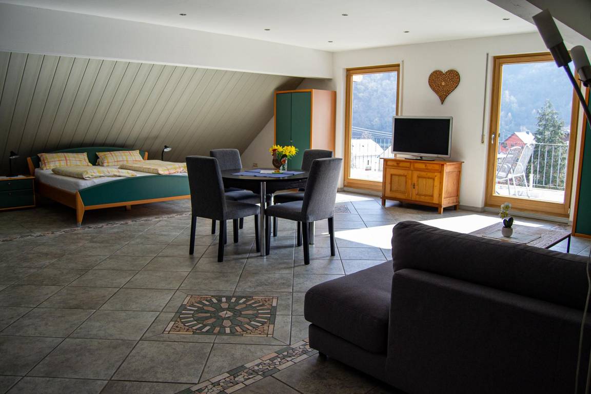 90 M² Ferienwohnung ∙ 1 Schlafzimmer ∙ 4 Gäste - Neumagen-Dhron