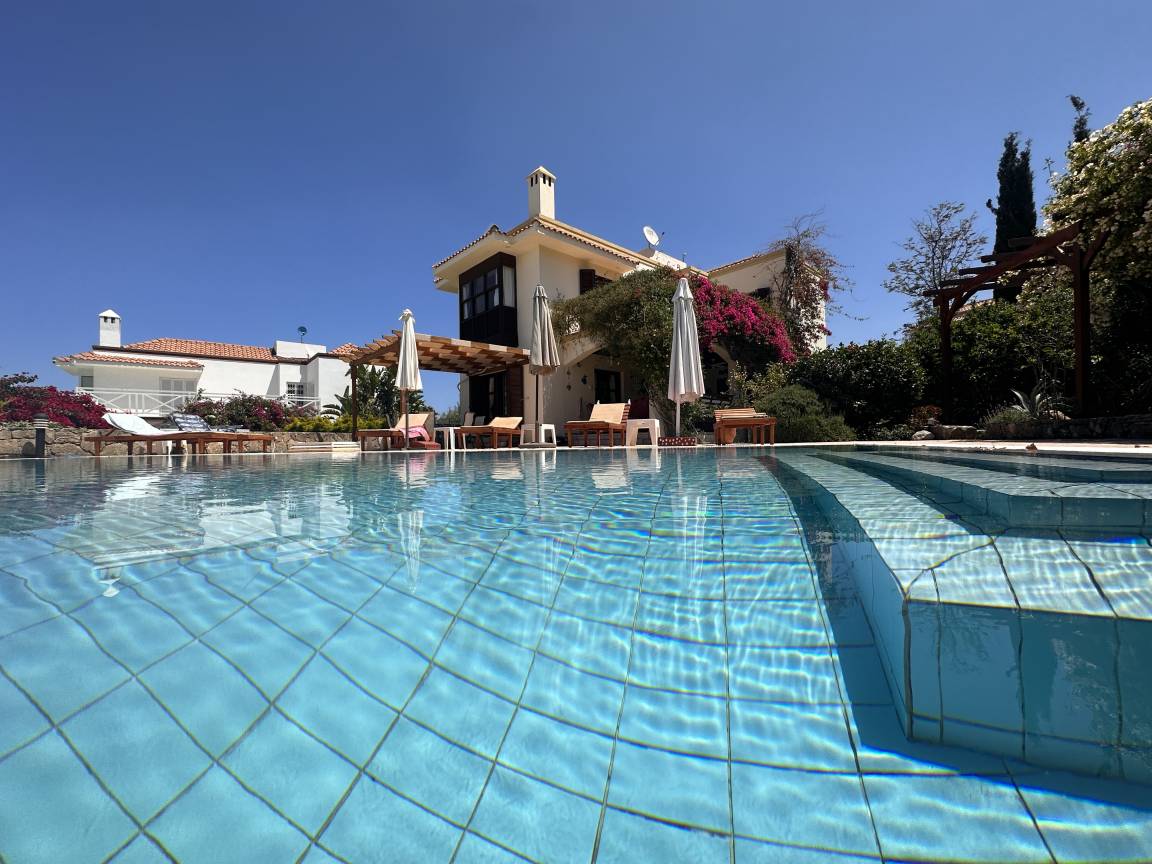 200 M² Villa ∙ 3 Bedrooms ∙ 6 Guests - Girne