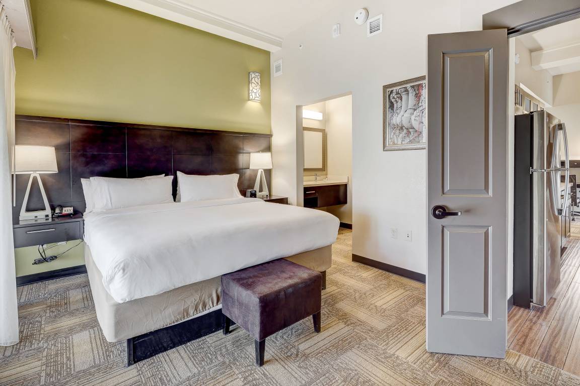 Hotel ∙ 1 Bedroom ∙ 4 Guests - Baltimore, MD