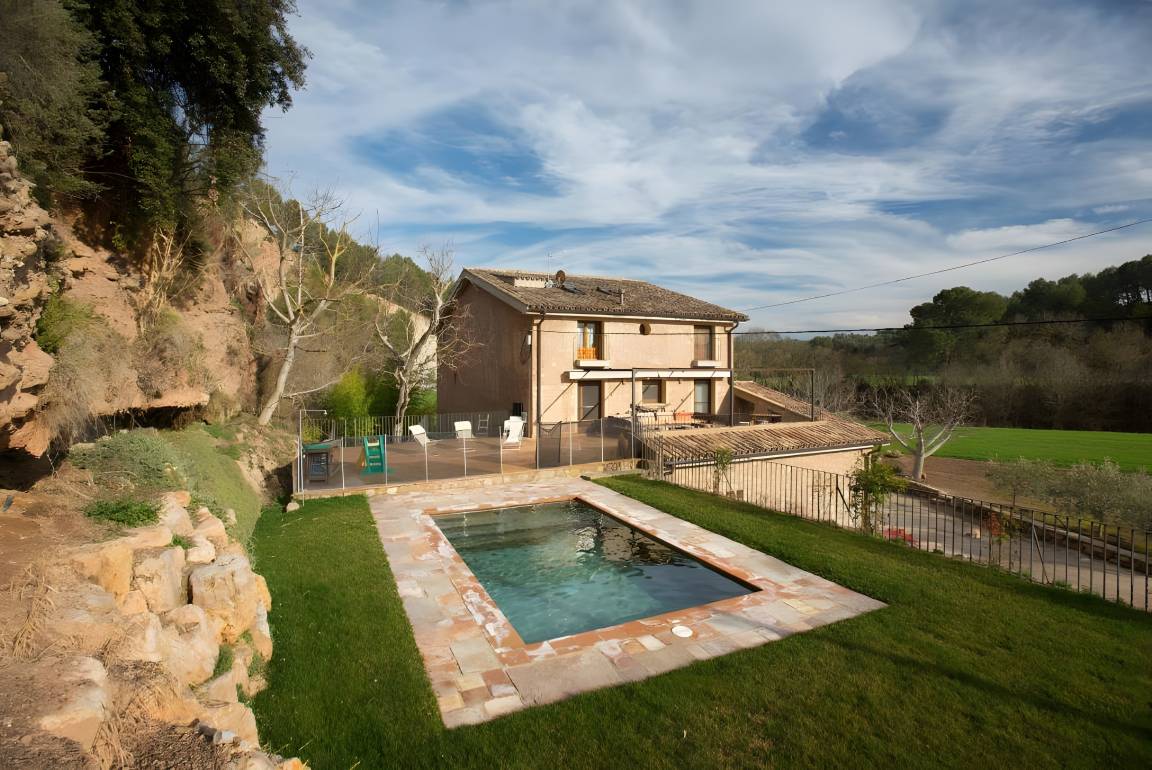 350 M² Casa ∙ 5 Habitaciones ∙ 12 Huéspedes - Igualada
