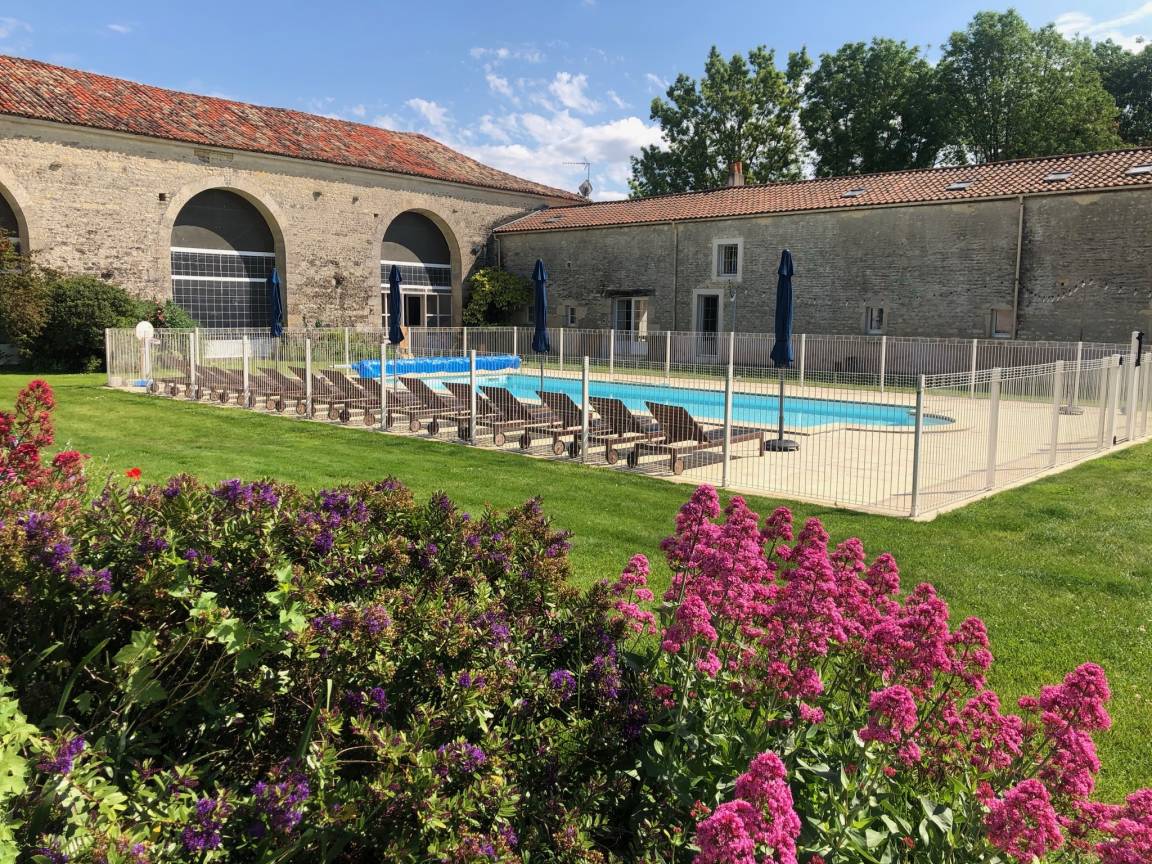 600 M² Hus ∙ 14 Sovrum ∙ 32 Gäster - Surgères