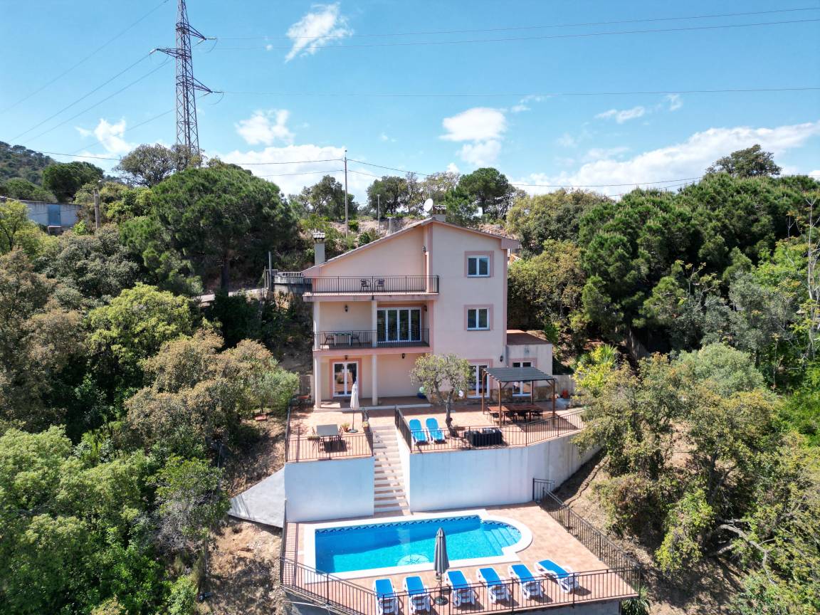220 M² Villa ∙ 4 Bedrooms ∙ 8 Guests - Lloret de Mar
