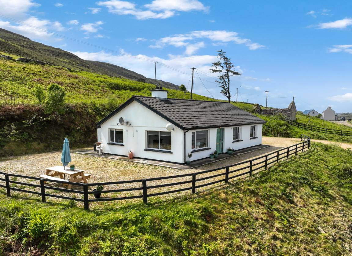 100 M² House ∙ 4 Bedrooms ∙ 8 Guests - Clifden