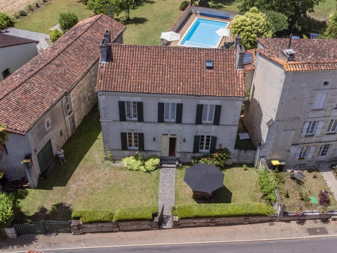 420 M² Casa ∙ 10 Habitaciones ∙ 20 Huéspedes - Aubeterre-sur-Dronne