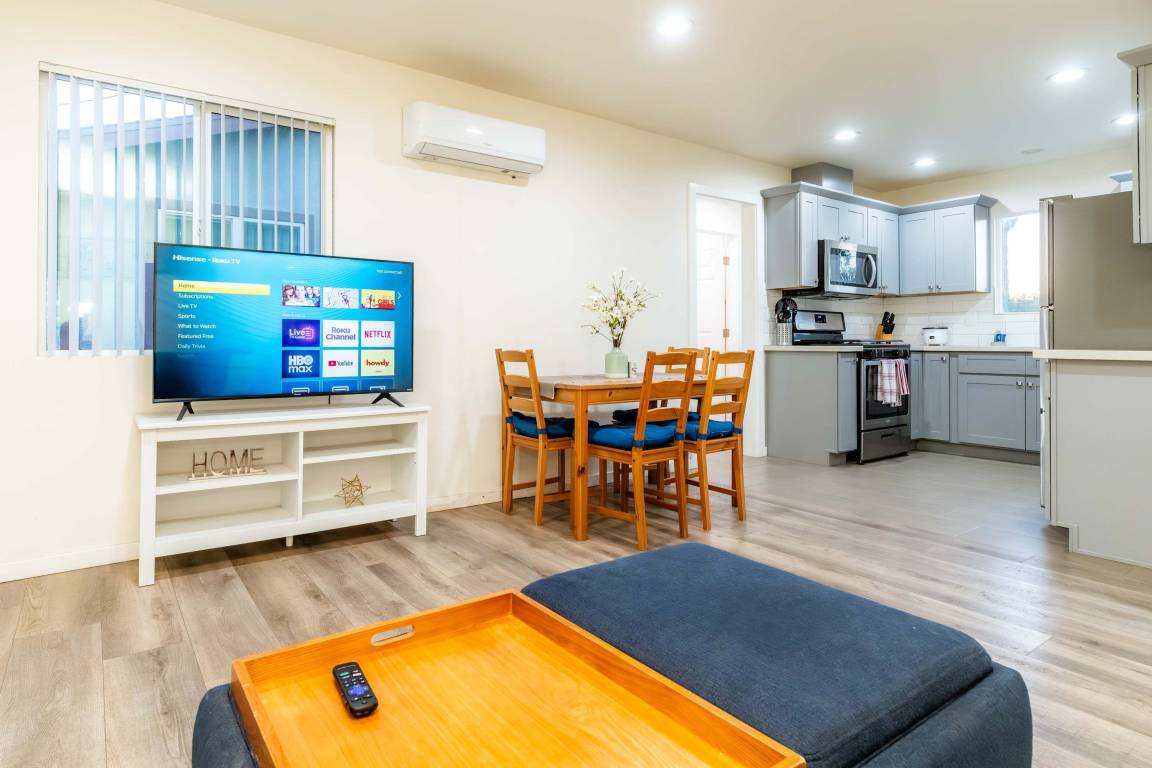 House ∙ 2 Bedrooms ∙ 4 Guests - Pomona, CA