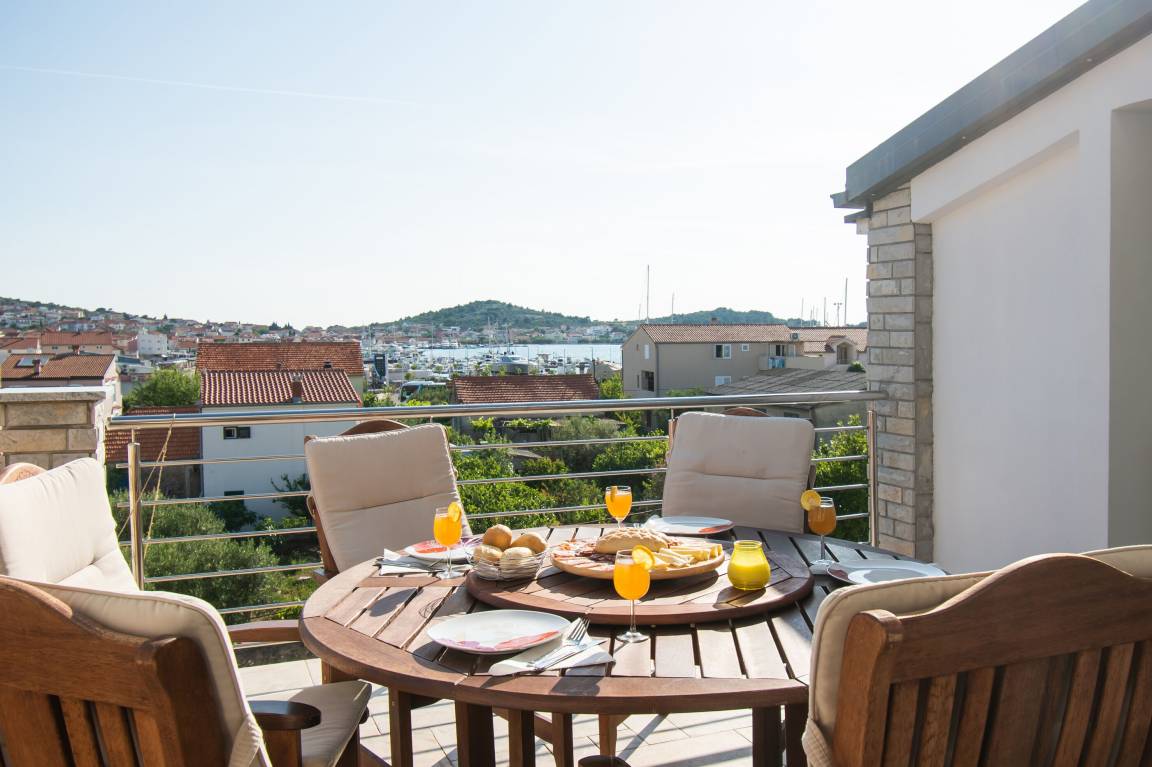 180 M² Ferienwohnung ∙ 3 Schlafzimmer ∙ 6 Gäste - Murter