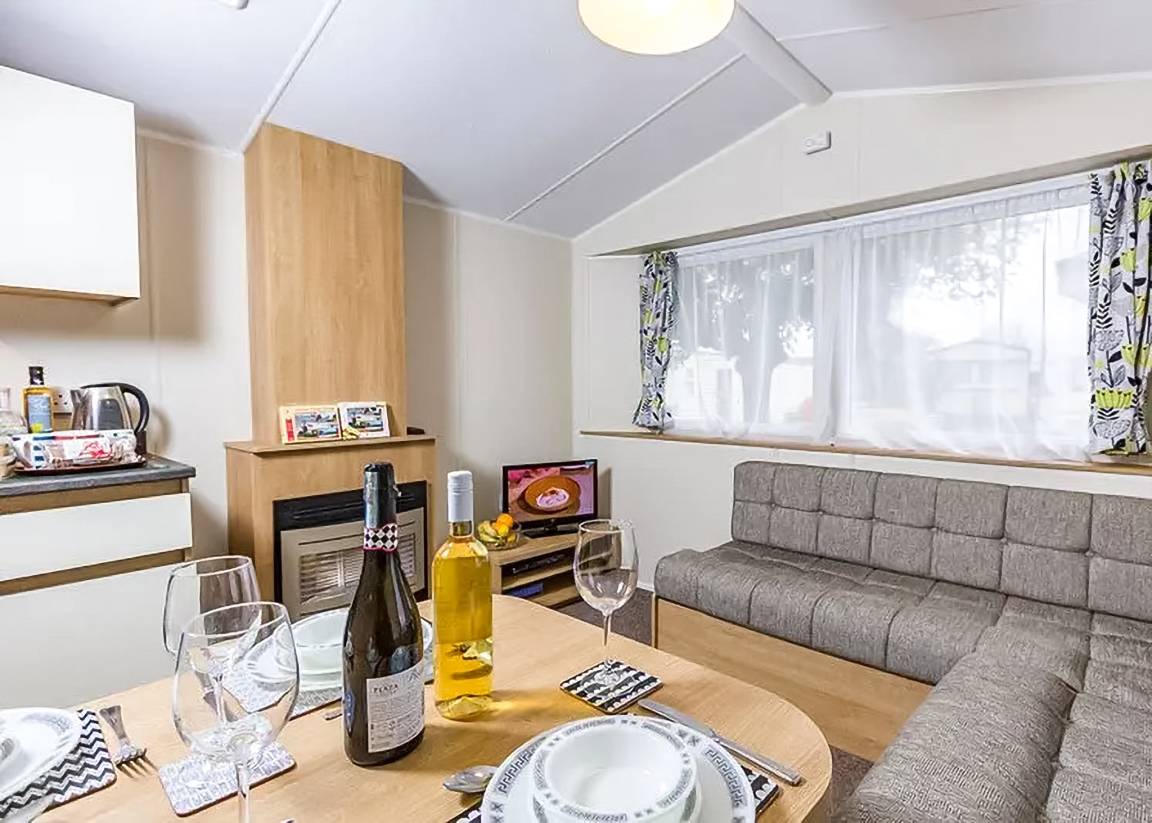 Caravan ∙ 2 Bedrooms ∙ 4 Guests - Isle of Wight