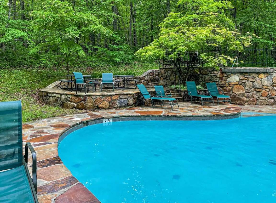 House ∙ 1 Bedroom ∙ 10 Guests - Berkeley Springs, WV