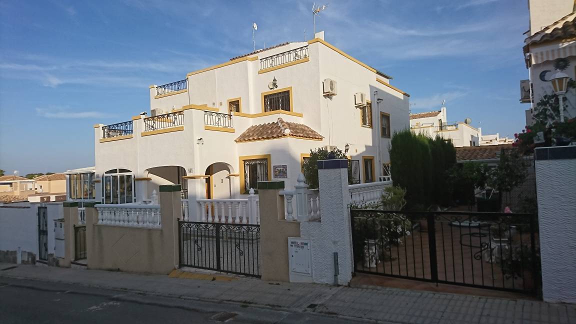 90 M² Villa ∙ 3 Bedrooms ∙ 6 Guests - Cabo Roig