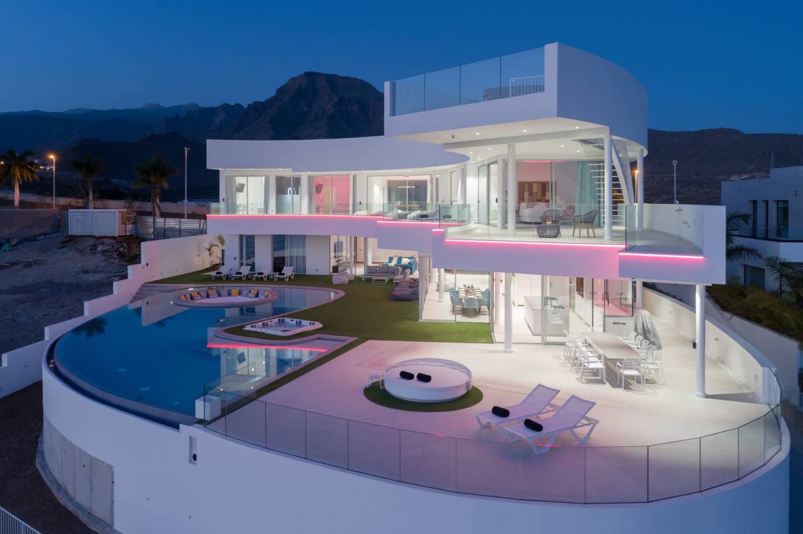Villa ∙ 6 Habitaciones ∙ 12 Huéspedes - Los Cristianos