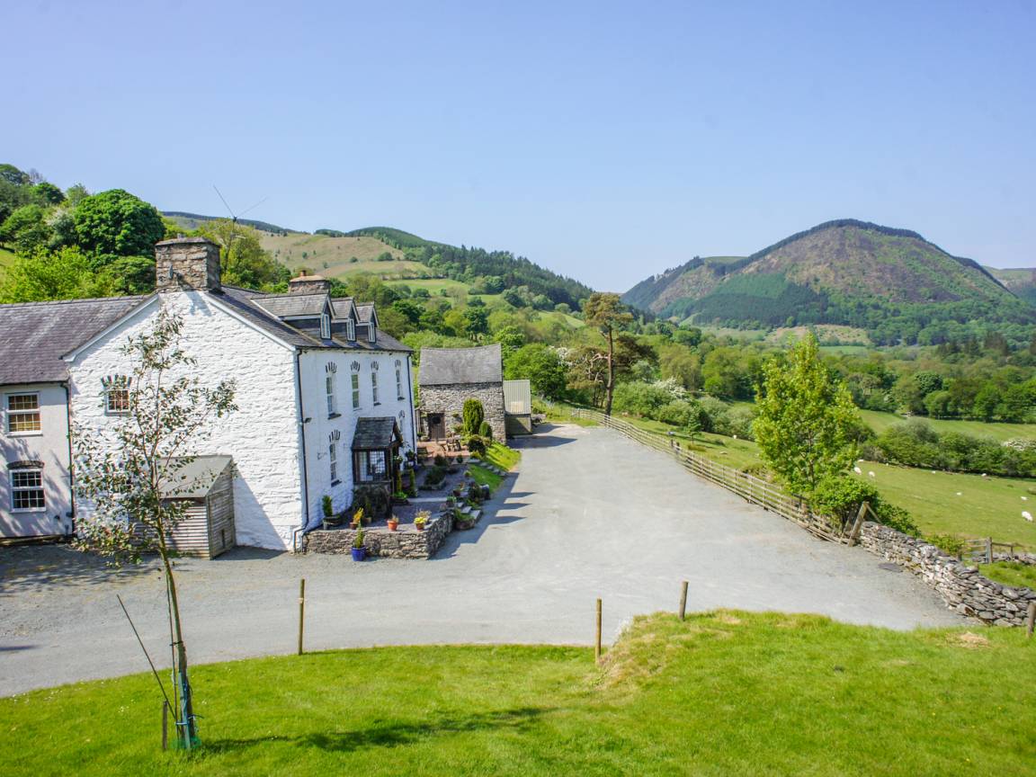 Cottage ∙ 6 Bedrooms ∙ 15 Guests - Wales