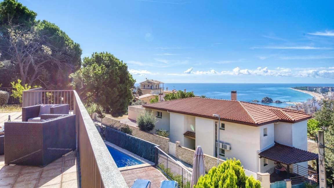 250 M² Villa ∙ 4 Bedrooms ∙ 9 Guests - Blanes