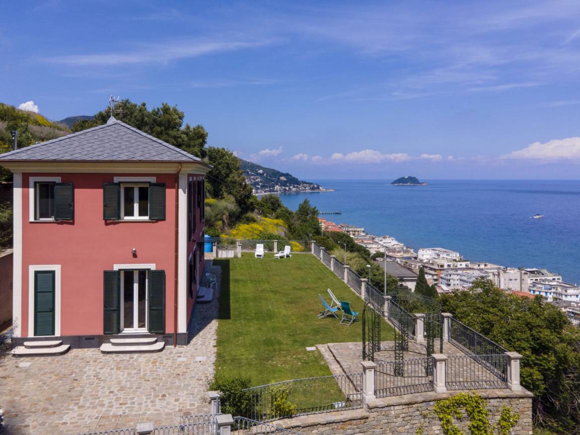 180 M² House ∙ 3 Bedrooms ∙ 8 Guests - Alassio