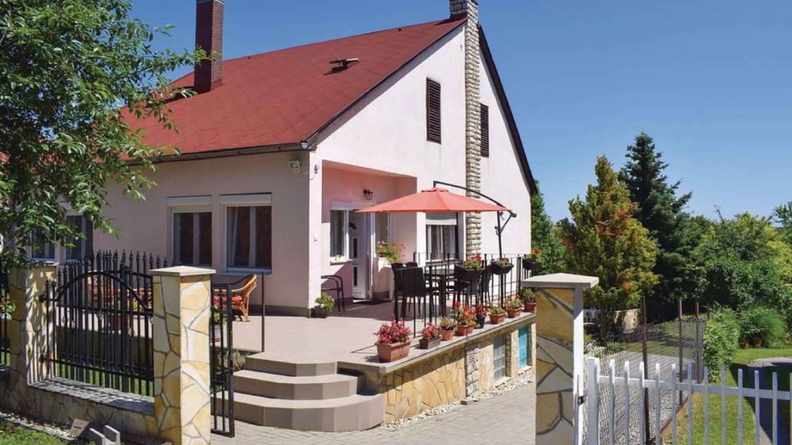 160 M² House ∙ 6 Bedrooms ∙ 12 Guests - Siófok