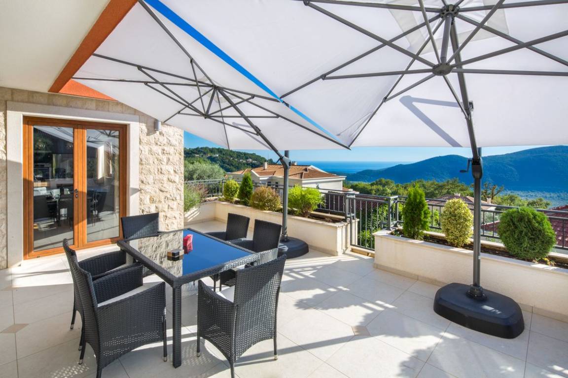 Villa ∙ 4 Bedrooms ∙ 8 Guests - Budva
