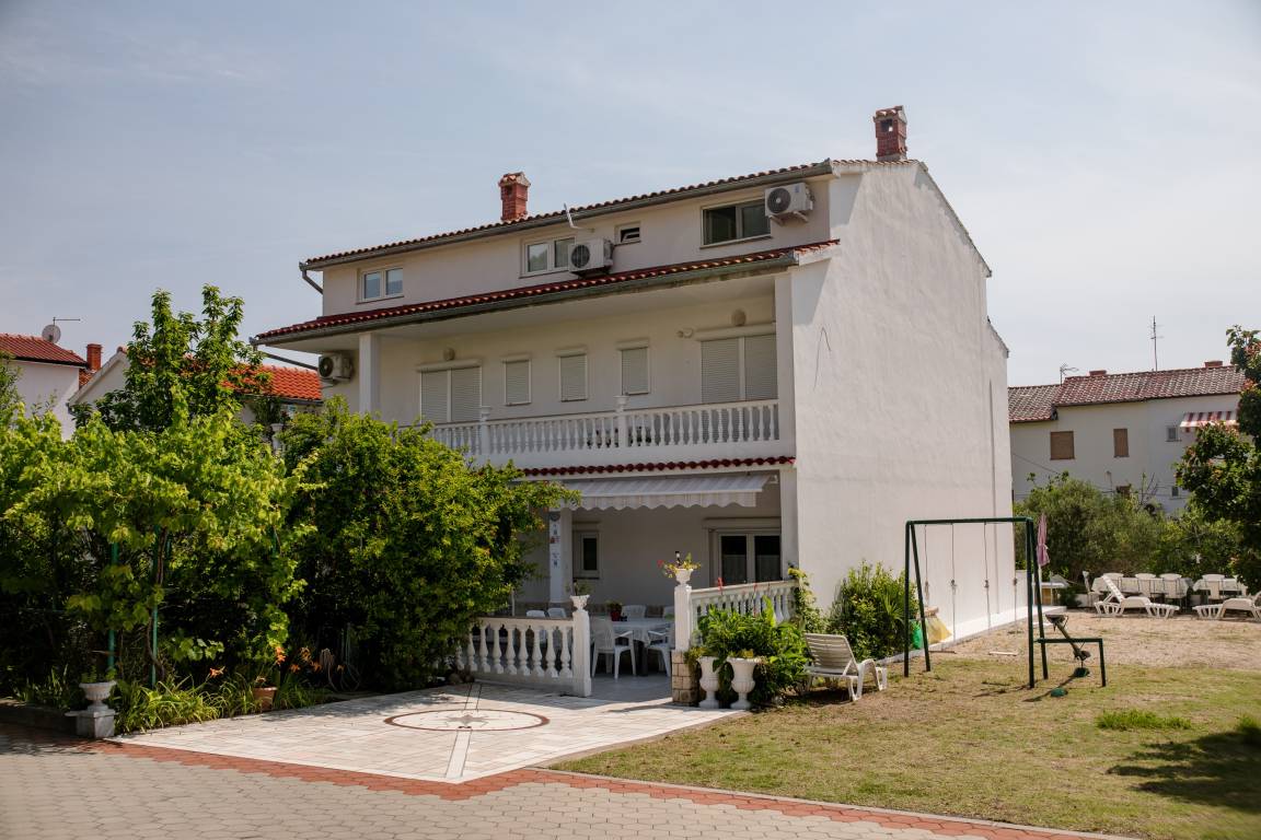 70 M² Ferienwohnung ∙ 3 Schlafzimmer ∙ 9 Gäste - Rab
