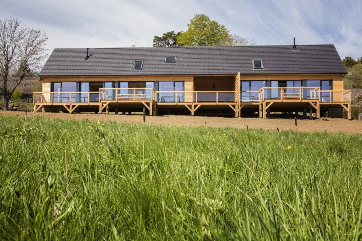 250 M² Gîte ∙ 5 Chambres ∙ 10 Personnes - Chambon-sur-Lac