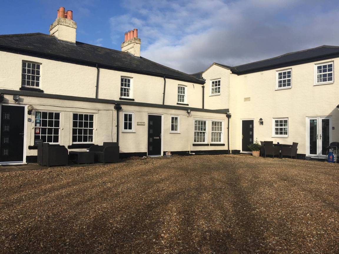 180 M² House ∙ 4 Bedrooms ∙ 8 Guests - St Neots
