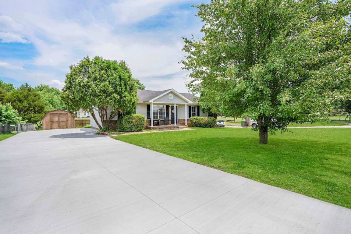House ∙ 2 Bedrooms ∙ 6 Guests - Clarksville, TN