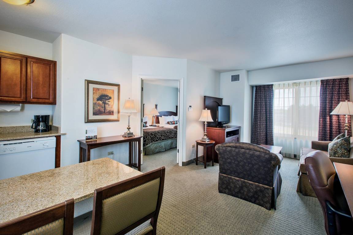 Condo ∙ 1 Bedroom ∙ 6 Guests - Rockford, IL