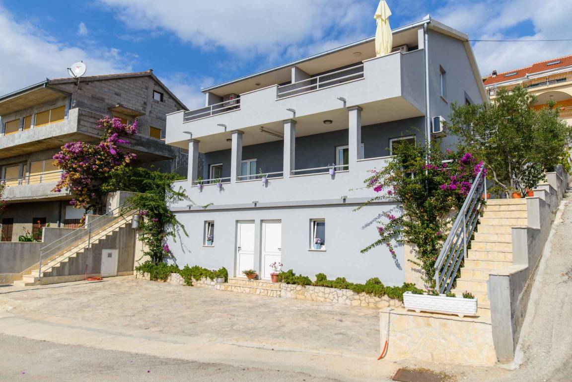 50 M² Apartment ∙ 2 Bedrooms ∙ 4 Guests - Okrug Gornji