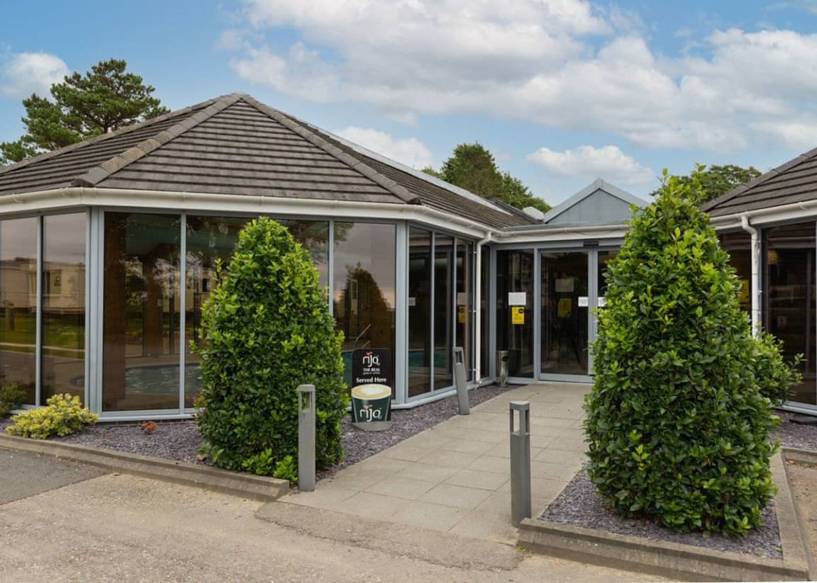Caravan ∙ 2 Bedrooms ∙ 4 Guests - Narberth