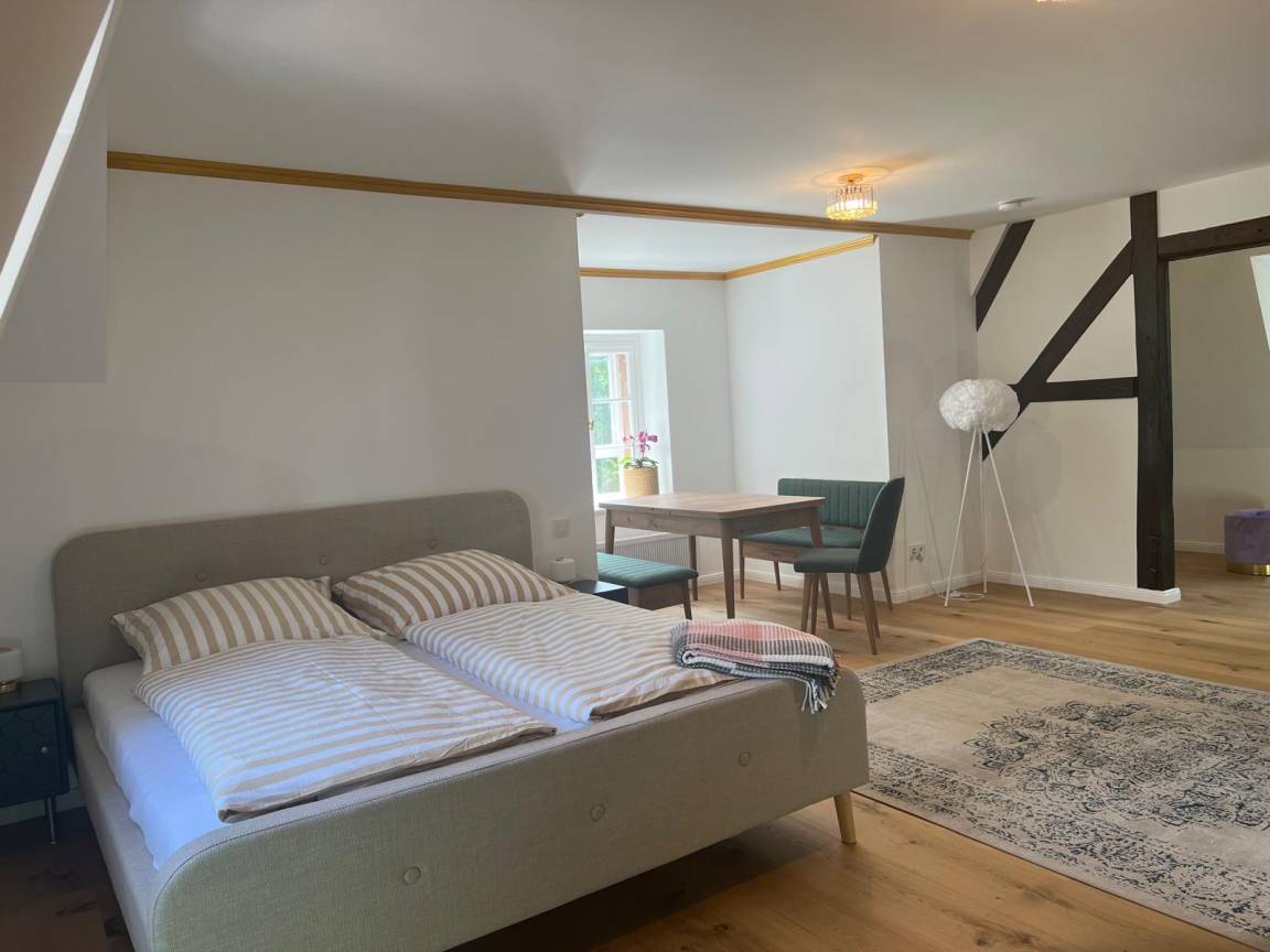135 M² Ferienwohnung ∙ 2 Schlafzimmer ∙ 7 Gäste - Querfurt