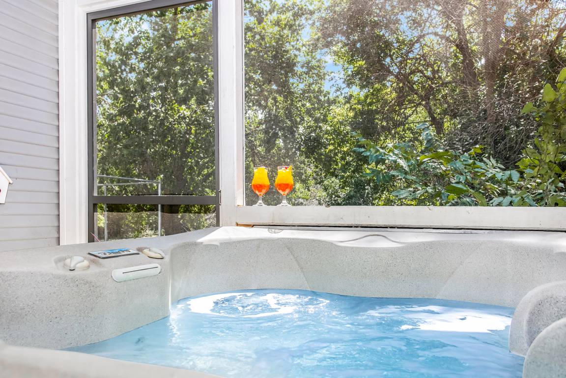 Villa ∙ 1 Bedroom ∙ 4 Guests - Fredericksburg