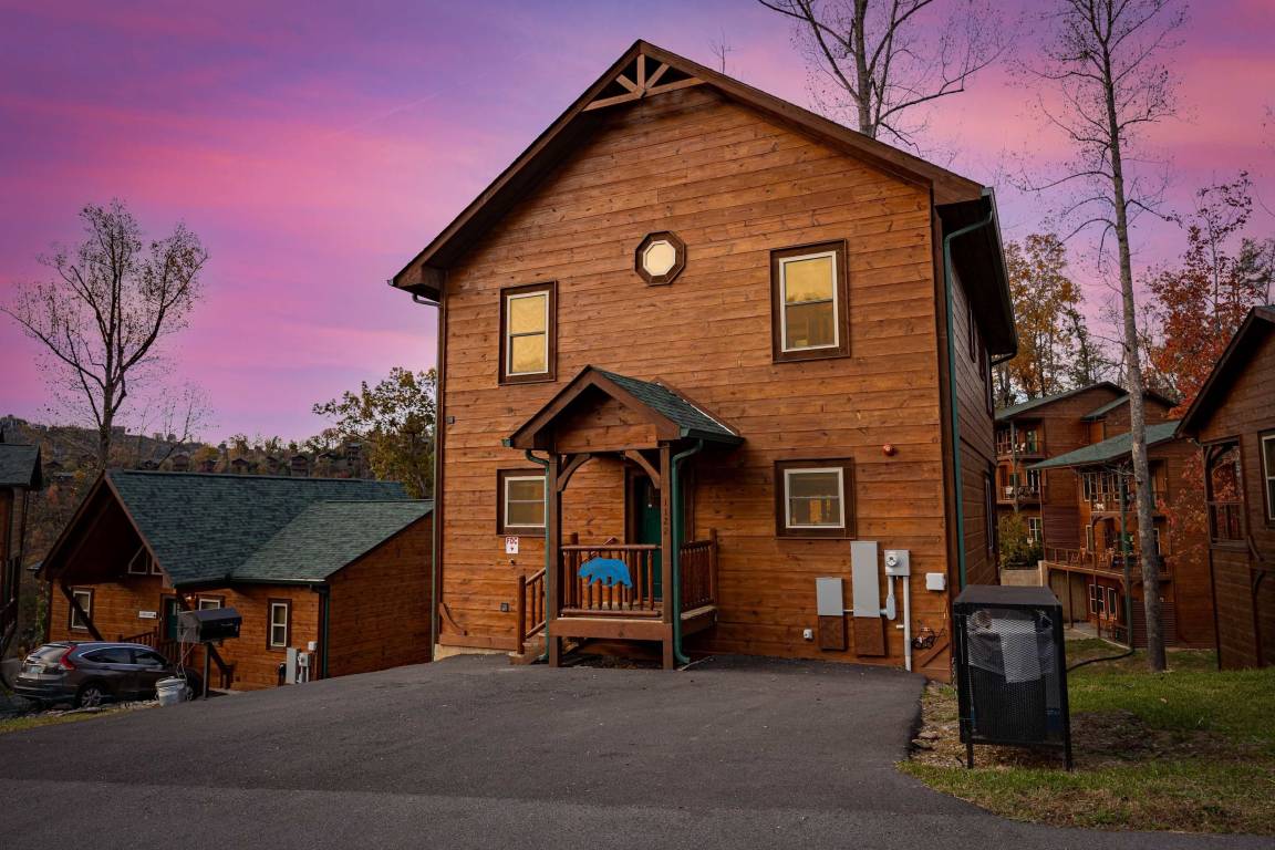 Apartment ∙ 5 Bedrooms ∙ 16 Guests - Gatlinburg, TN