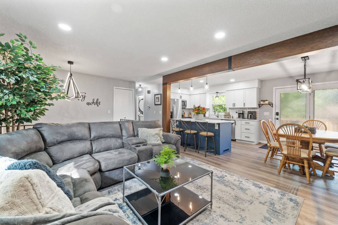House ∙ 5 Bedrooms ∙ 14 Guests - Maple Grove, MN