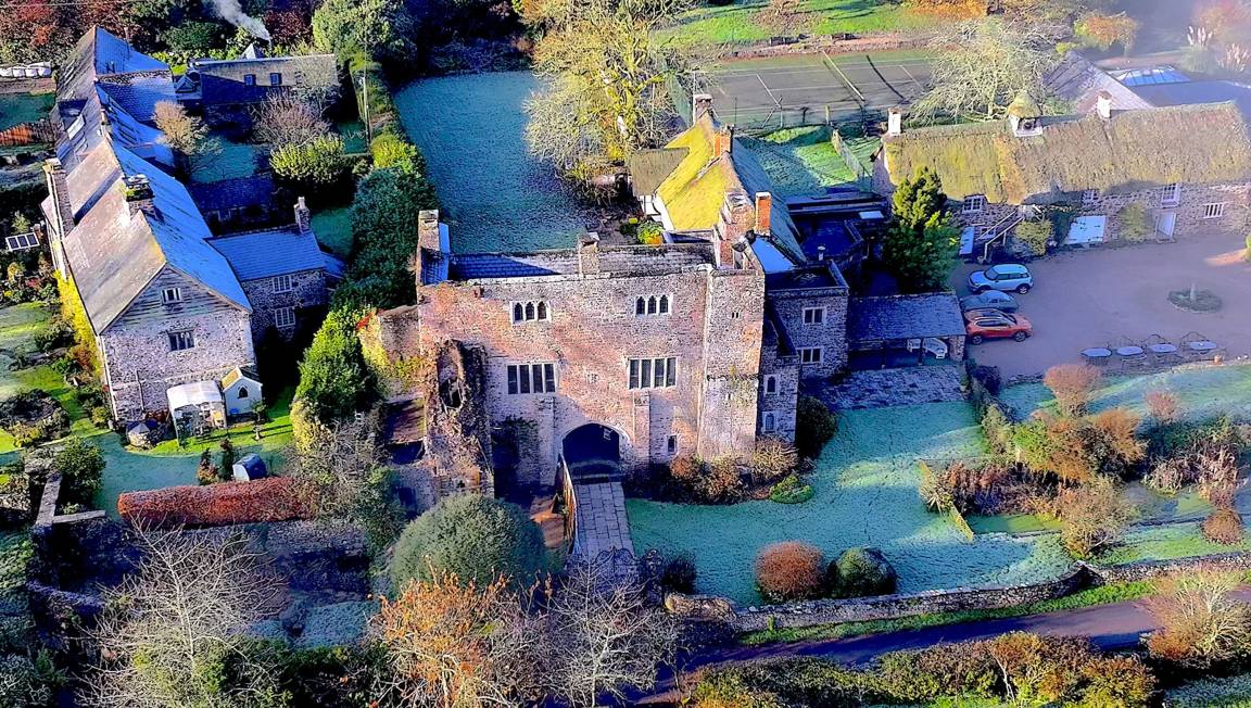 1700 M² House ∙ 14 Bedrooms ∙ 40 Guests - Tiverton Castle