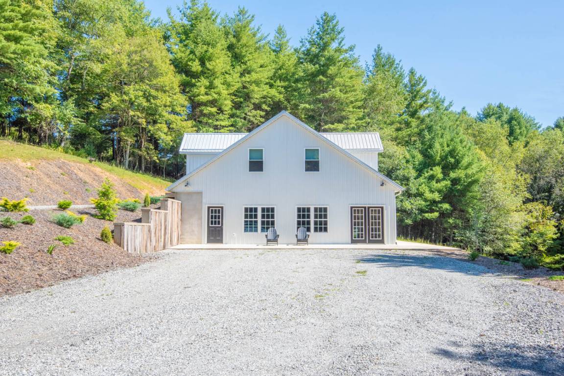 Cabin ∙ 4 Bedrooms ∙ 8 Guests - West Jefferson, NC