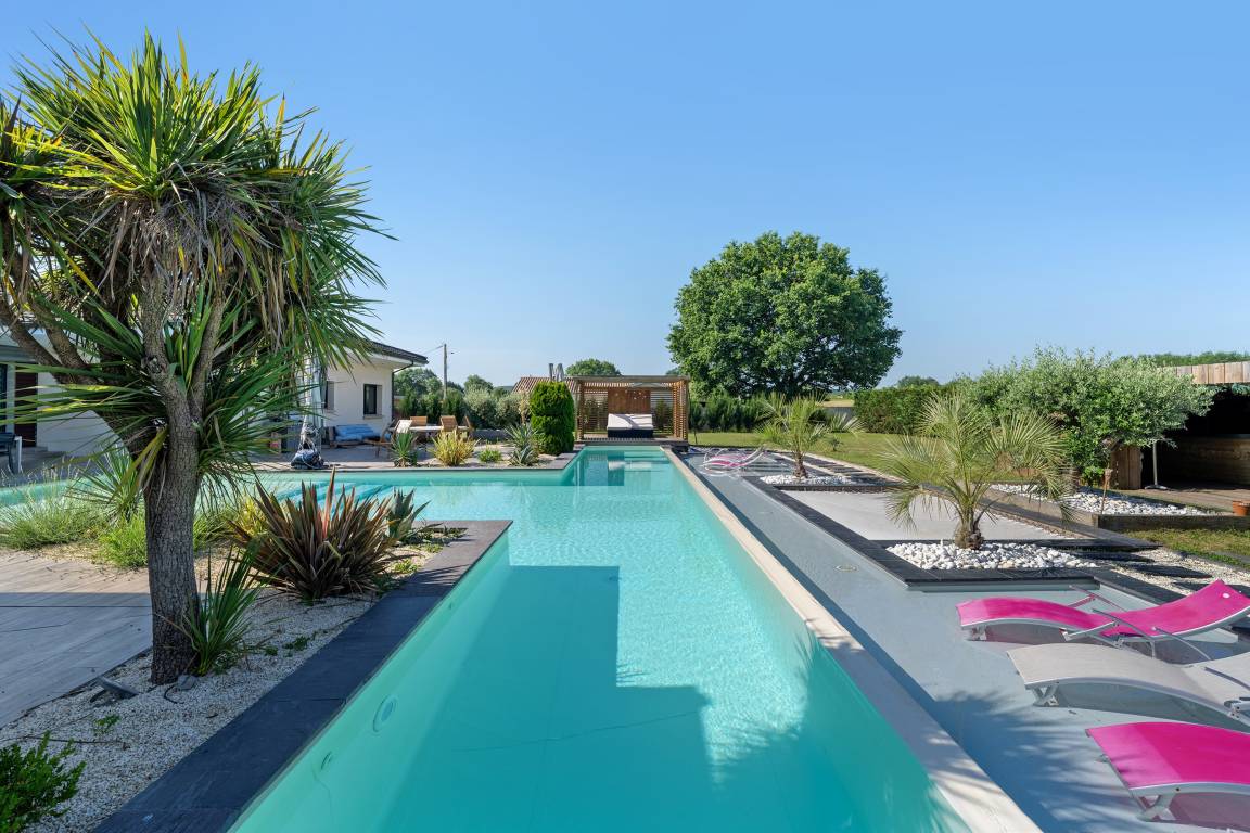 300 M² Villa ∙ 6 Chambres ∙ 12 Personnes - Coutras
