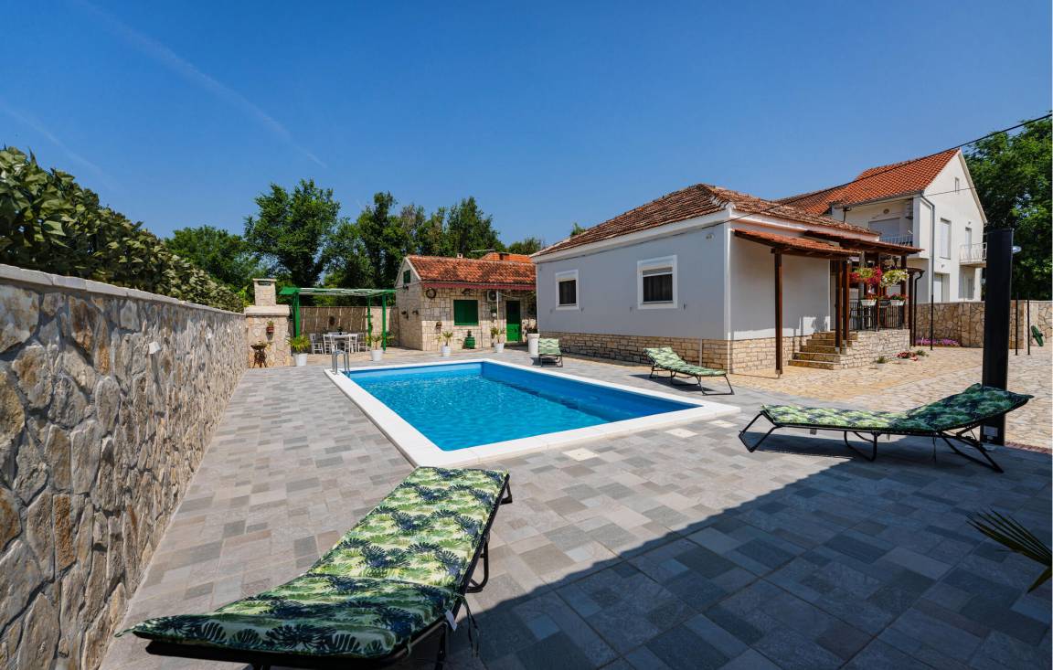 130 M² House ∙ 2 Bedrooms ∙ 5 Guests - Benkovac