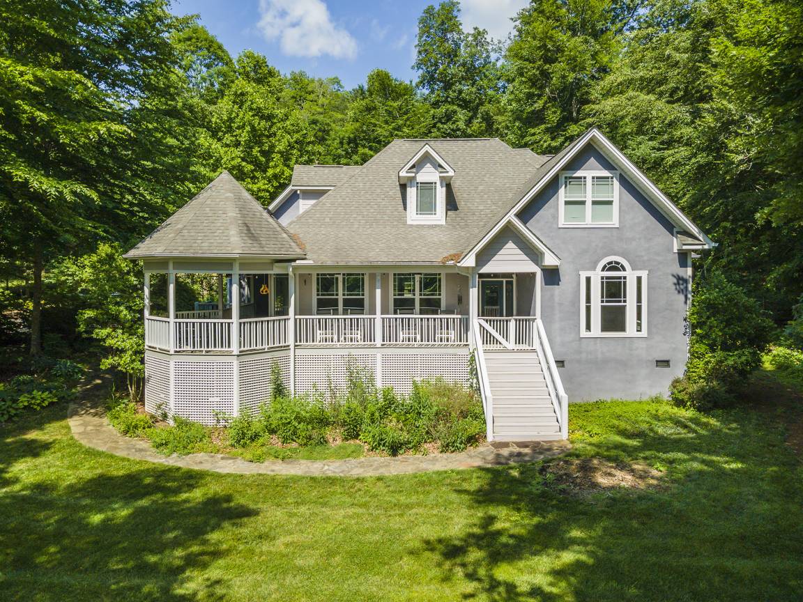 House ∙ 3 Bedrooms ∙ 8 Guests - Asheville, NC