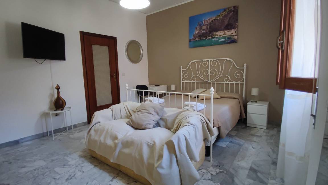 Huoneisto ∙ 5 Makuuhuonetta ∙ 14 Vierasta - Napoli