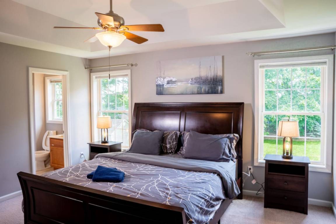 90 M² Apartment ∙ 3 Bedrooms ∙ 6 Guests - Bristol, CT