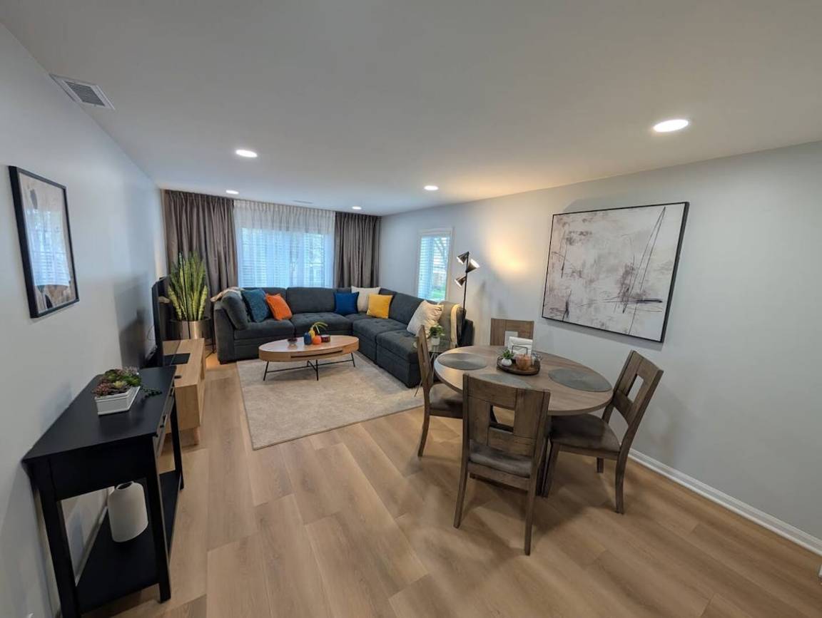 Apartment ∙ 2 Bedrooms ∙ 4 Guests - Arlington Heights, IL