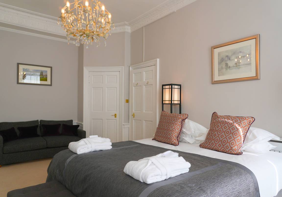 130 M² Apartment ∙ 5 Bedrooms ∙ 12 Guests - Edinburgh