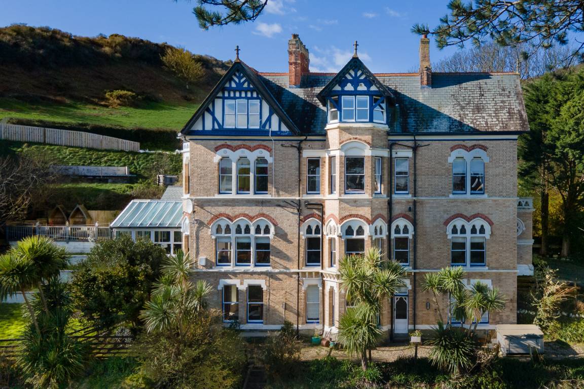 400 M² House ∙ 15 Bedrooms ∙ 29 Guests - Ilfracombe