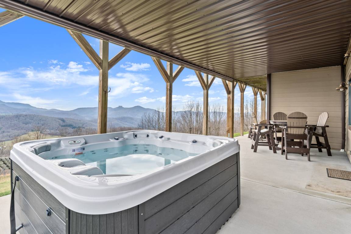 399 M² Cabin ∙ 4 Bedrooms ∙ 23 Guests - North Carolina