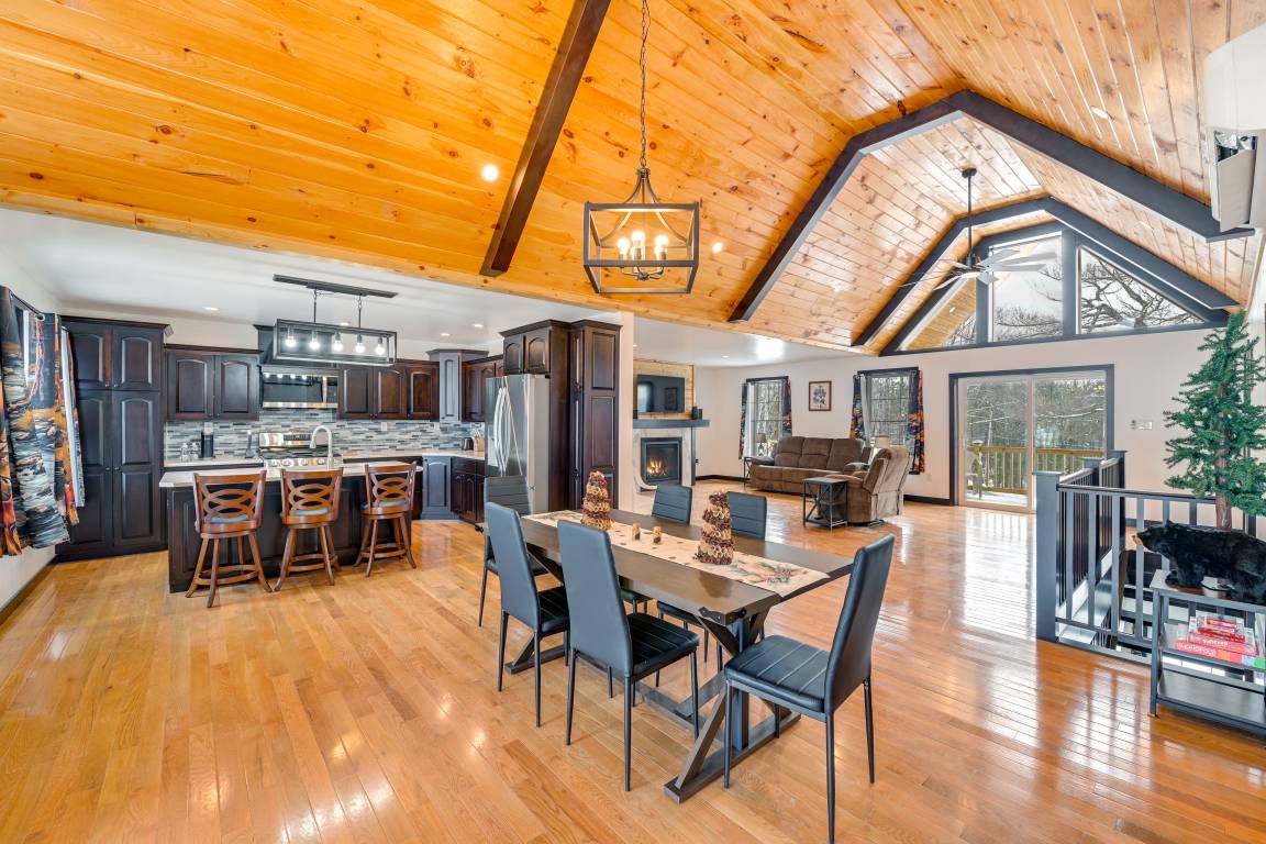 278 M² House ∙ 3 Bedrooms ∙ 10 Guests - Gloversville, NY