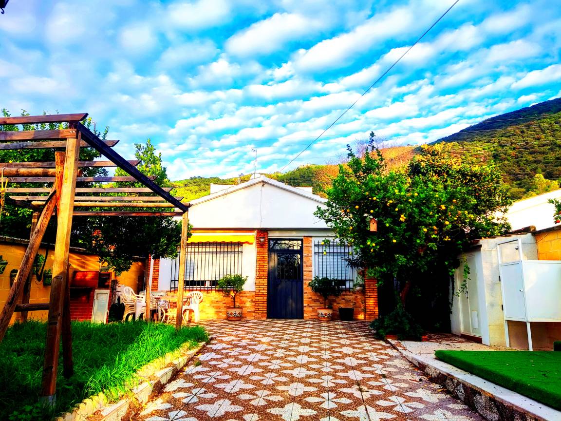 300 M² Chalet ∙ 4 Habitaciones ∙ 10 Huéspedes - Ubrique