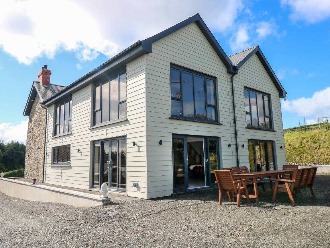 Cottage ∙ 5 Bedrooms ∙ 14 Guests - Wales