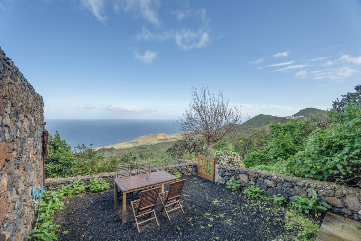 85 M² Apartamento ∙ 2 Habitaciones ∙ 5 Huéspedes - El Hierro