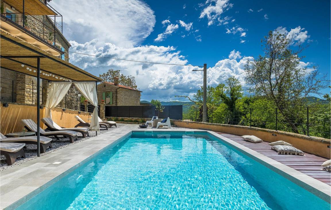 390 M² Maisonette ∙ 5 Bedrooms ∙ 12 Guests - Motovun