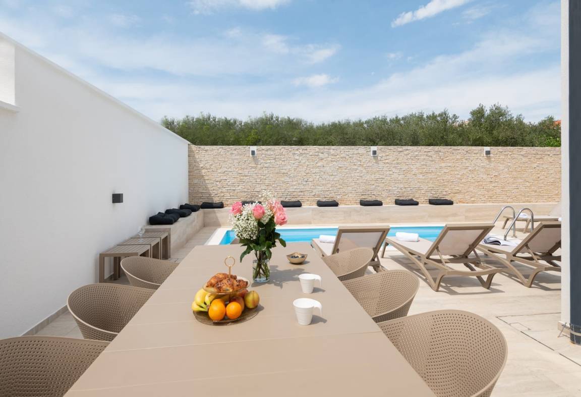 450 M² Villa ∙ 12 Schlafzimmer ∙ 22 Gäste - Nin