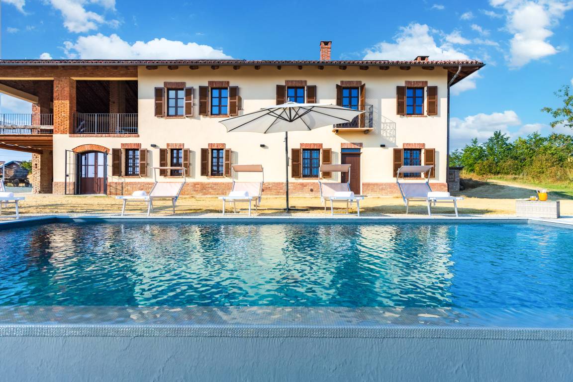 300 M² Villa ∙ 4 Chambres ∙ 8 Personnes - Asti