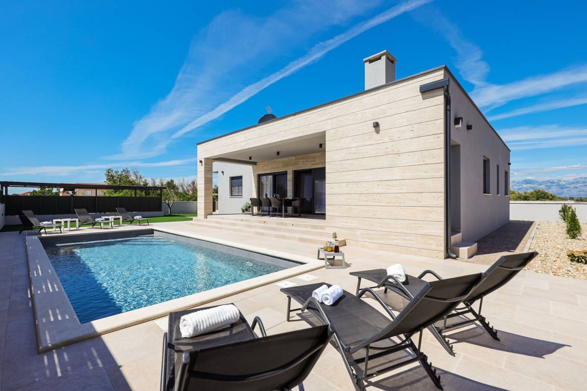 180 M² Villa ∙ 4 Schlafzimmer ∙ 8 Gäste - Nin